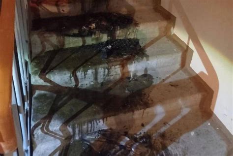 На Кубяка в подъезде пьяный неадекват зарезал а потом сжёг незнакомую женщину