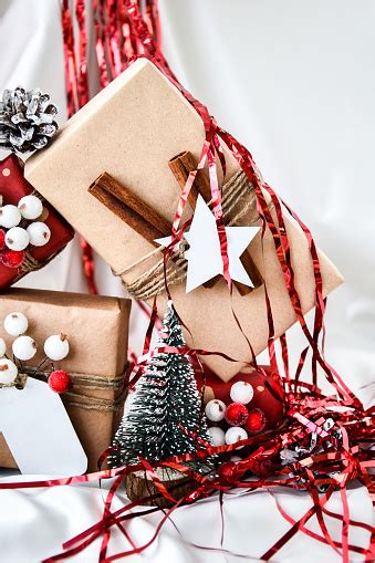 제로 폐기물 크리스마스 샴페인 컬러 실크 배경에 장식 선물 공간을 복사합니다 공예 판지의 태그가 달린 친환경 포장 선물 0에