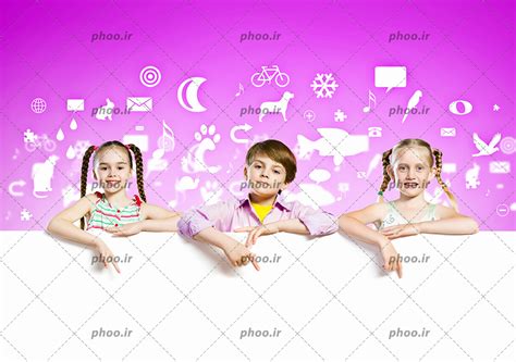 عکس با کیفیت بچه های ایستاده در پس زمینه ای بنفش با آیکن های متفاوت عکس با کیفیت و تصاویر