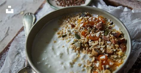 오트밀 한 그릇과 냅킨에 숟가락 사진 Unsplash의 무료 요구르트 이미지