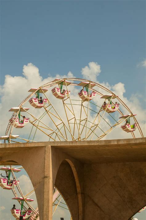 有关不亦樂乎 主題公園 休閒 充滿活力 嘉年華 圓形 圓形的 垂直拍摄 夏天 大轮子 天 天空 娛樂 巨輪 建築 戶外 摩天輪 旅行 旅遊 明亮 有趣