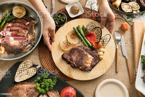 스테이크와 구운 야채가있는 세트 테이블의 상단 전망 레스토랑 영감 개념에 대한 스톡 사진 및 기타 이미지 개념 개념과 주제 개체 그룹 Istock
