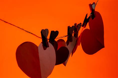 밧줄에 하트가 있는 빨간 옷핀의 종이 하트 발렌타인 데이 사랑입니다 무성한 용암 배경입니다 복사 공간 0명에 대한 스톡 사진 및 기타 이미지 Istock