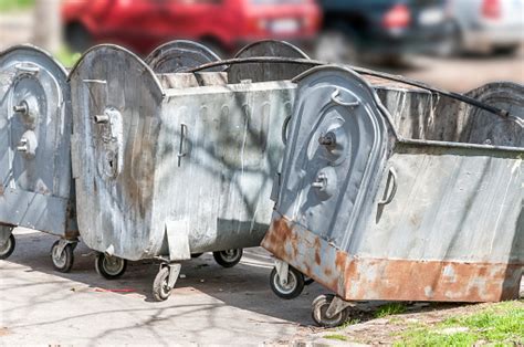 3 큰 금속 빈 쓰레기통 쓰레기 및 쓰레기를 수집 하 여 도시 오염 으로부터 방지 거리에 쓰레기 캔 0명에 대한 스톡 사진 및 기타 이미지 Istock