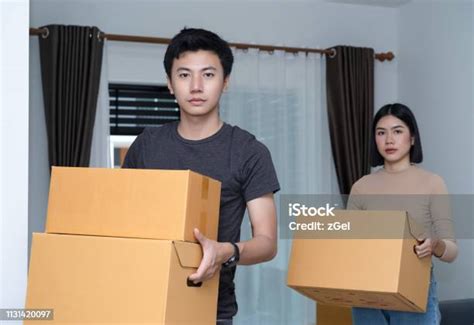 행복 한 웃는 부부는 골 판지 상자를 들고 있는 동안 카메라를 보고 새로운 집에서 이동 합니다 홈 사람 수리 및 부동산 개념 긍정적인 감정 표현에 대한 스톡 사진 및 기타