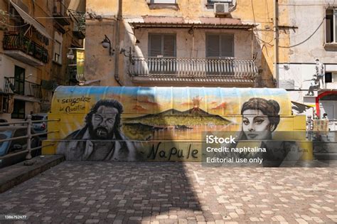 나폴리에서 태어난 가장 유명한 배우 두 명인 버드 스펜서와 소피아 로렌의 이미지로 그래피티 페인팅 나폴리 쿼티에리 스파그놀리에서 예술가 마리오 카스티 파리나 거리 예술에