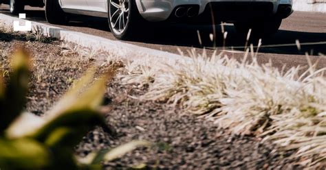 하얀 차가 길가에 주차되어 있습니다 사진 Unsplash의 무료 브라질 이미지