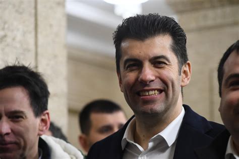 ПРОИЗВОЛ Кирил Петков с кола на НСО и без Гражданска отговорност в Лефкада СНИМКА