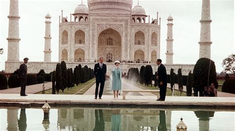 ملکه الیزابت به چند کشور سفر کرده است؟