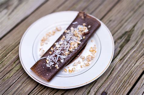 초콜릿 비건 바나나 크레이프 디저트 랩과 쌀 파삭 파삭 한 접시 나무 테이블에 탈수기에서 만든 코코넛 플레이크의 클로즈업 0명에 대한 스톡 사진 및 기타 이미지 Istock