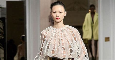 Naked dress những thiết kế xuyên thấu hở bạo gây tranh cãi trên sàn