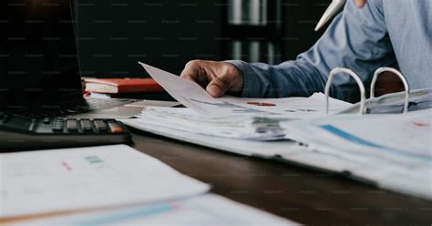 사무실 회의실에서 재무 토론 분석을 위해 함께 작업하는 비즈니스 프로젝트 팀 사진 Unsplash의 개념 And 주제 이미지