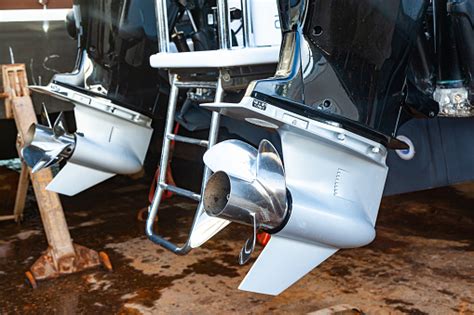 모터 요트 및 보트용 모터 프로펠러 클로즈업 모터는 모터 보트의 선미에 장착됩니다 드라이 도크에서 보트를 수리하십시오 0명에 대한 스톡 사진 및 기타 이미지 Istock