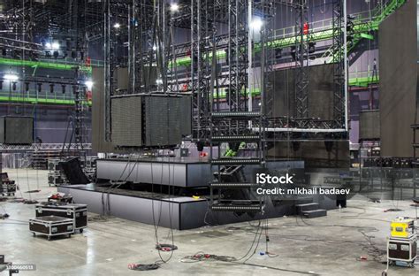 Tv 쇼를위한 전문 무대 사운드 조명 및 비디오 장비의 설치 Led 스크린 무대 조명 장비는 트러스에 고정되어 있습니다 라인 어레이 스피커 비행 사례 무대에 대한 스톡 사진