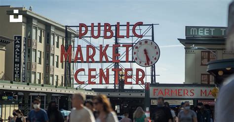 공공 시장 센터를 돌아 다니는 사람들의 군중 사진 Unsplash의 무료 시애틀 이미지