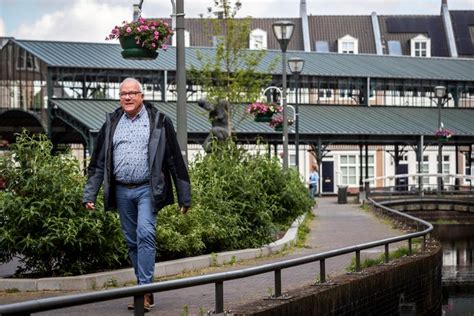 Fons Bosmans Tijdens De Wijkwandeling ‘als Je Een Kind Een Huis Laat Tekenen Zie Je