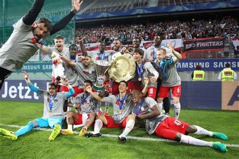 황희찬 시즌 16호골잘츠부르크 컵 대회 우승 ‘2관왕 한국일보