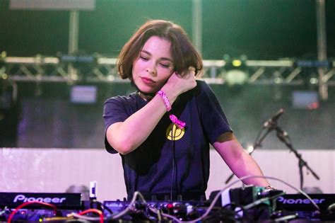 Chi è Nina Kraviz Dj Russa Più Famosa Al Mondo