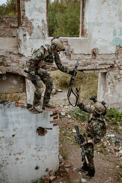 한 건물에 있는 몇 명의 군인 사진 Unsplash의 무료 밀심 이미지