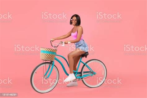 여름 모드 예쁜 젊은 블랙 레이디 에 트렌디 한 의상 승마 자전거 에 핑크 스튜디오 배경 전체 길이 두발자전거에 대한 스톡 사진 및 기타 이미지 Istock