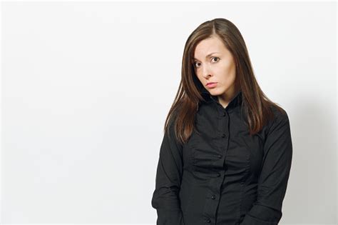 아름 다운 심각한 화가 슬픈 백인 젊은 갈색 머리 비즈니스 우먼 블랙 클래식 셔츠에서 흰색 배경에 고립 된 치마 닫습니다 관리자 작업자 학생입니다 광고에 대 한 공간을 복사