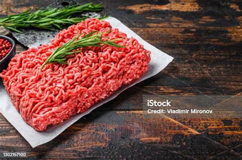 생 고기 쇠고기 정육점에 갈은 고기 어두운 나무 배경 맨 위 보기입니다 복사 공간 가루로 빻은에 대한 스톡 사진 및 기타 이미지 가루로 빻은 건강한 식생활 검은색