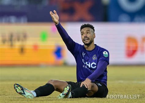 포토 판정에 항의 모따