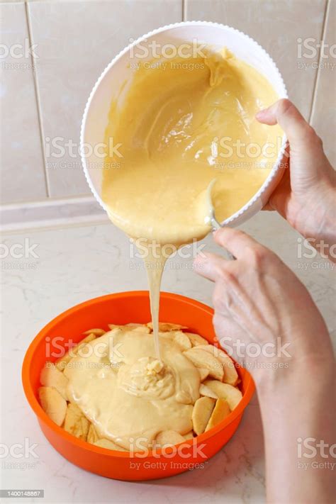 샬롯 사과 파이 만들기 사과 위에 케이크 팬에 반죽을 붓기 반죽 류에 대한 스톡 사진 및 기타 이미지 반죽 류 베이킹 팬 보울 Istock