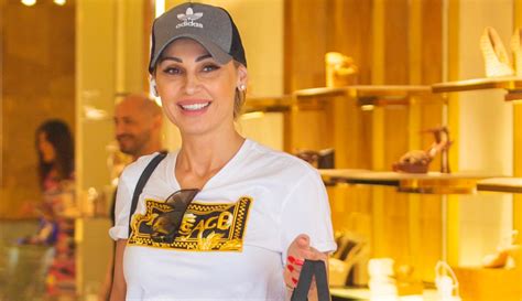 Anna Tatangelo E Lo Shopping In Centro A Roma Il Look è Lussuosissimo