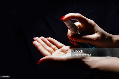 세균 박테리아 및 바이러스의 확산을 방지하기 위해 알코올 스프레이 또는 항 균 스프레이를 적용하는 여성의 손 개인 위생 개념