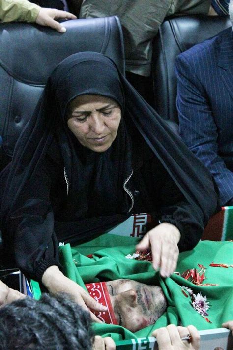 همشهری آنلاین تصاویر تلخ وداع خانواده های شهید مدافع حرم با فرزندانشان