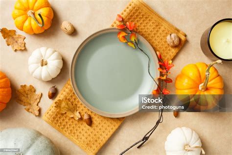 베이지색 배경에 빈 접시 호박 잎 수저가 있는 가을 테이블 세팅 플랫 레이 평면도 11월에 대한 스톡 사진 및 기타 이미지 Istock