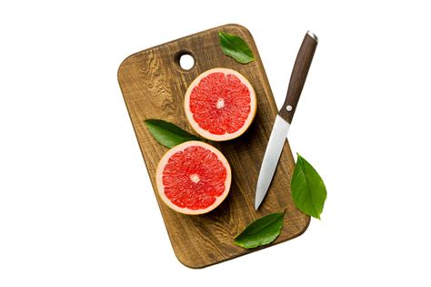 신선한 과일 자몽 조각은 흰색 배경에 격리되어 있습니다 평면도 공간 복사 창조적 인 여름 개념입니다 복사 공간이있는 최소한의 플랫에 감귤류의 절반 0명에 대한 스톡 사진 및