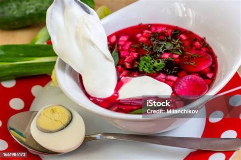 차가운 비트 수프 요구르트 계란 딜 골파 오이를 곁들인 전통적인 차가운 비트 뿌리 수프 채식 여름 요리 가스파초에 대한 스톡 사진 및 기타 이미지 Istock