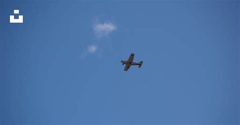 구름을 배경으로 하늘을 나는 비행기 사진 Unsplash의 무료 푸른 하늘 이미지