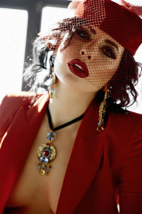 가운 검은 머리 고상한 귀걸이 그물 꾸뛰르 대담한 메이크업 럭셔리 립스틱 매우 복잡한 매혹적인 멋진 메이크업 모델 모자 목걸이 베일 모자 보석