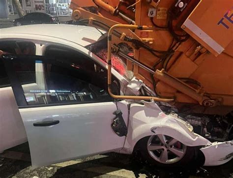 ფოტო მანქანა რომელშიც 3 კაცი იჯდა დასუფთავების სპეცტექნიკის ქვეშ