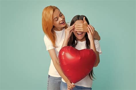 Día Cumpleaños Madre Sonriente E Hija Sosteniendo Un Globo De Corazón De Amor Con Fondo Azul