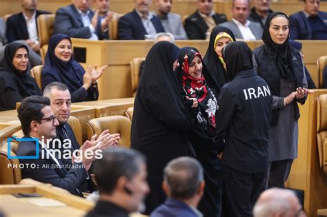 دختر مسعود پزشکیان در کنار ورزشکاران زن عکس روزنامه هفت صبح