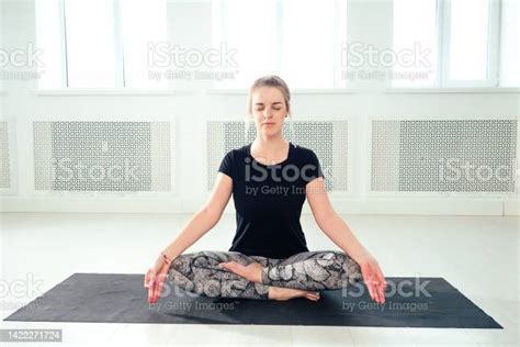 요가와 스튜디오에서 연습하는 행복한 여성 요가 수업의 아침 아사나 스트레칭과 항 스트레스의 개념 25 29세에 대한 스톡 사진 및 기타 이미지 Istock