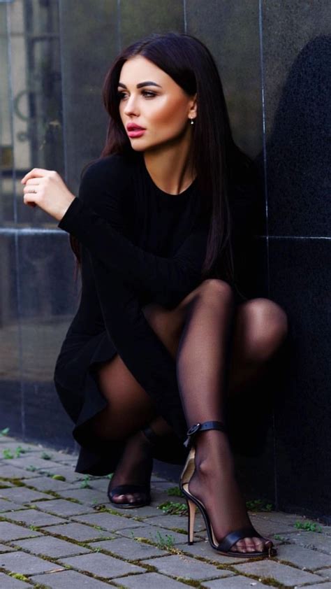 Девушки в черных блестящих колготках фото