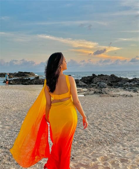 Sri Satya చీరకట్టులో మాయ చేస్తున్న బెజవాడ అమ్మాయి