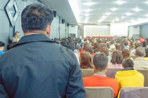 观众的反面视角是站在礼堂后面的聚会上高清图片下载 正版图片503774455 摄图网