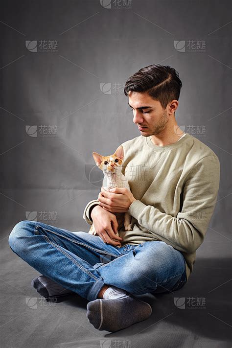男人抱着和吻嘴可爱的德文雷克斯猫