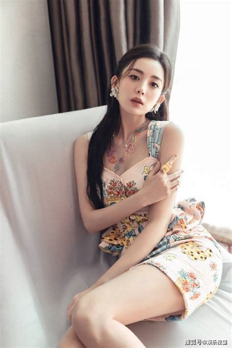 古力娜扎最新写真一袭可爱短裙造型俏皮又甜美 搜狐大视野 搜狐新闻