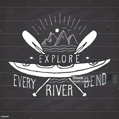 카약 및 카누 빈티지 라벨 손으로 그린된 스케치 그런 지 질감된 복고풍 배지 인쇄 술 디자인 T셔츠 인쇄 칠판 배경 그림을 벡터 T 셔츠에 대한 스톡 벡터 아트 및 기타