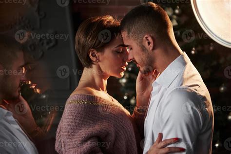 Baile Romantico Cercanía Del Chico Y La Chica En Ropa De Lujo Que