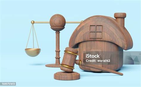 3d 나무 판사 망치 스탠드가 있는 망치 경매 정의 비늘 파란색 배경에 분리된 나무 집 아이콘 법 사법 제도 기호 경매장 개념
