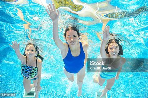 부품군 수영하다 In 데이터풀 수중 구슬눈꼬리 및 어린이는 저수시설 수영장 스포츠 경기장에 대한 스톡 사진 및 기타 이미지 수영장 스포츠 경기장 물 수영 동작 활동