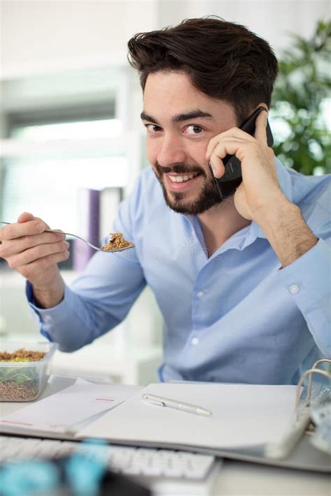 Feliz Hombre De Negocios Comiendo Ensalada En El Escritorio Foto De
